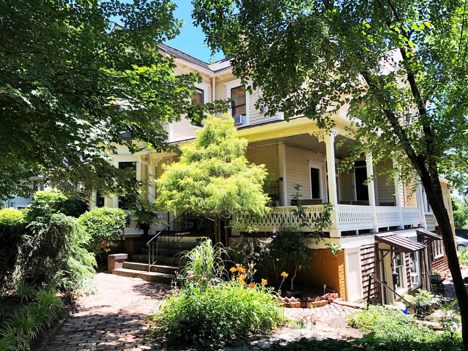 147 E Chestnut St - Dedicated & Designed 4U Real Estate